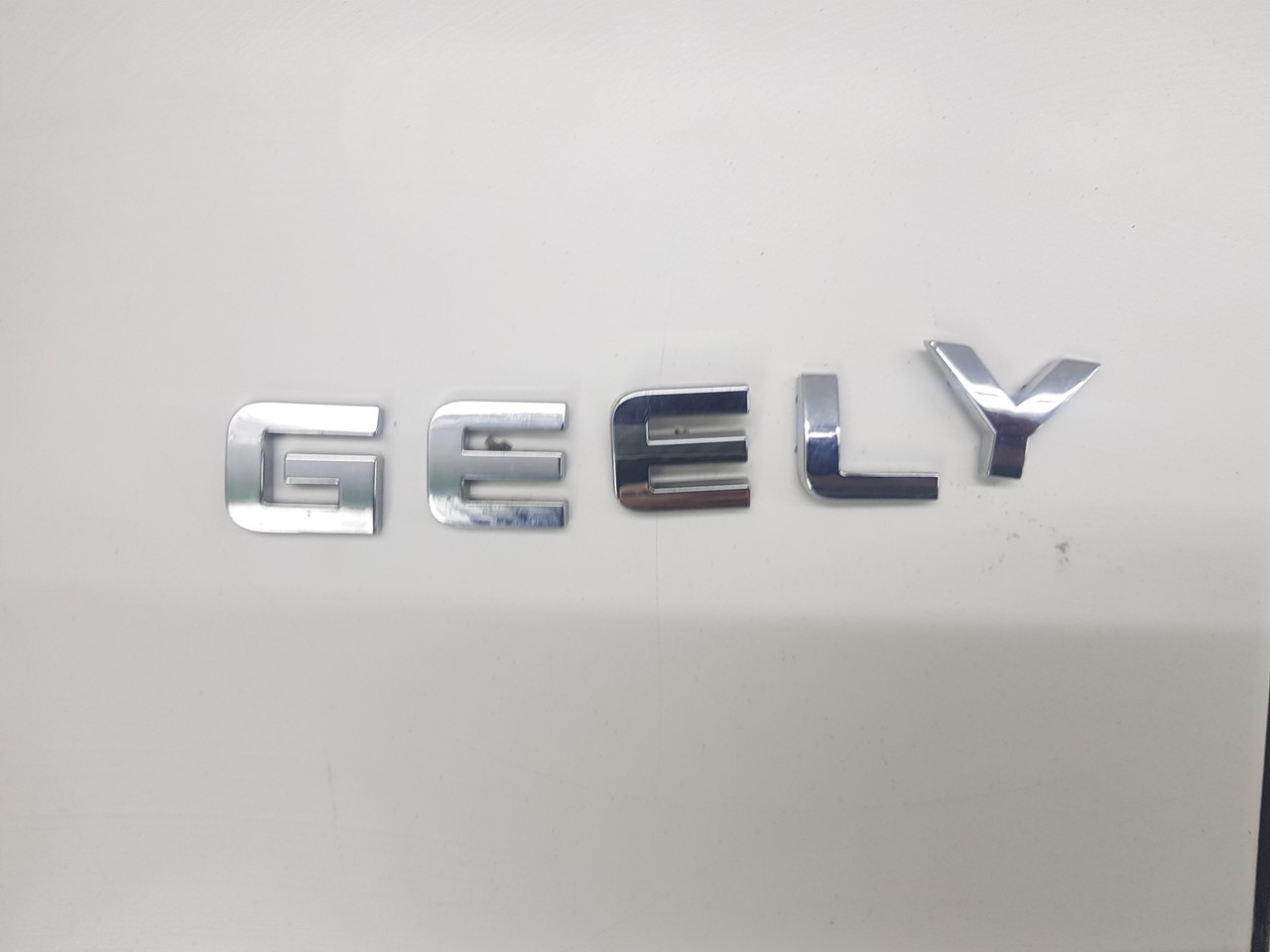 Эмблема G E E L Y Geely Atlas 2016- купить бу по цене 1010 руб ...
