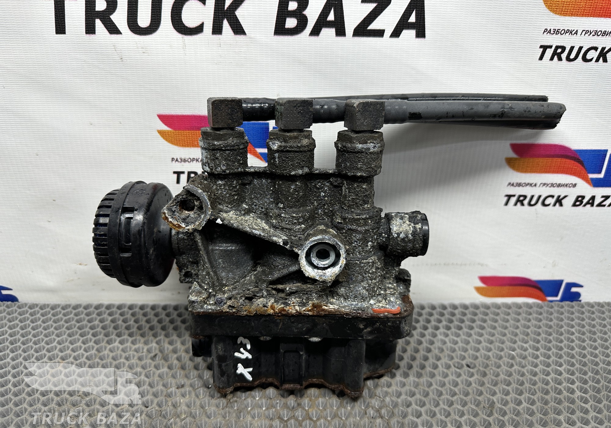 Кран уровня пола главный 81259026238 - купить б/у за 7000 р.