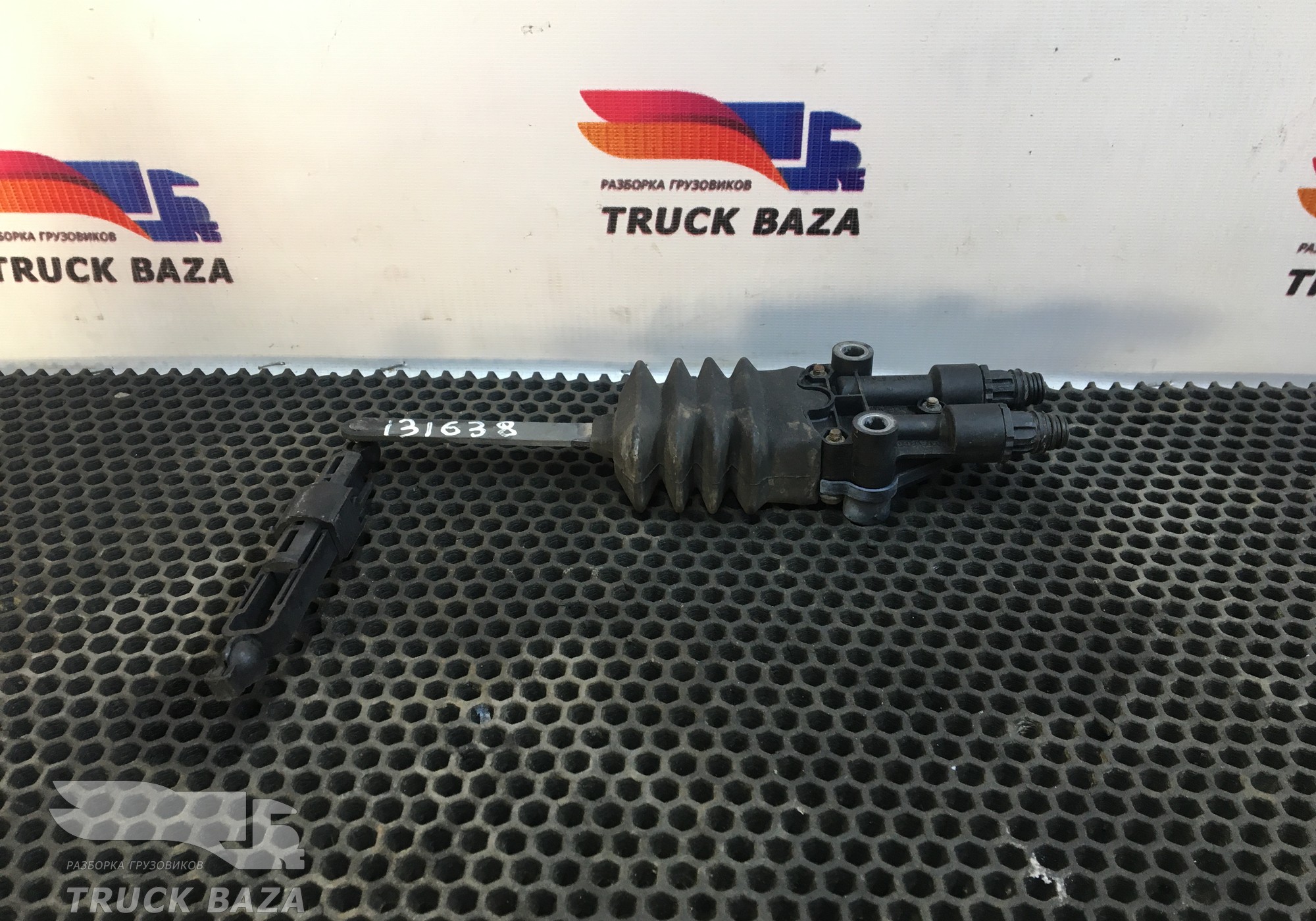 Кран уровня пола кабины 21304773 - купить б/у за 8500 р.