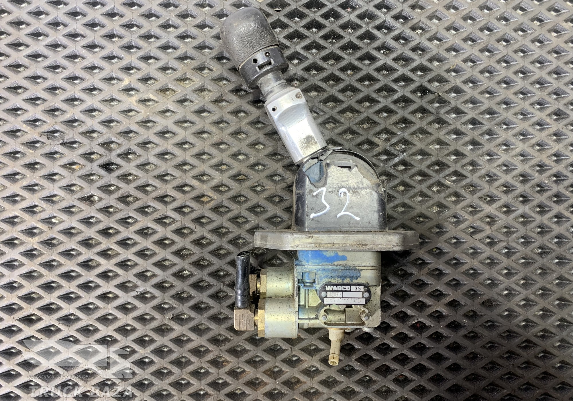 Кран ручного тормоза 9617231300 для Daf 95XF - купить б/у за 3000 р.